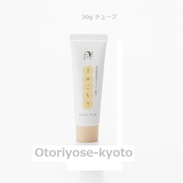 シルクの天然保湿成分セリシン（保湿）が、まゆのように手肌をやさしく包むハンドクリーム。原材料水、シア脂、BG、ステアリン酸グリセリル(SE)、ベンチレングリコール、ステアリン酸ポリグリセリル-10、ステアリン酸、セリシン、加水分解ヒアルロン...