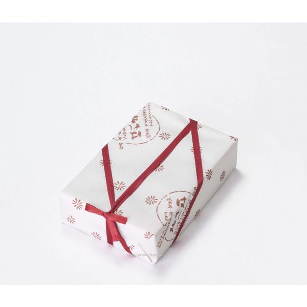 甘くないサラサラの食感、実山椒がピリッと効いた味は、“大人の味”“お酒のあてにもなる”と、ご好評いただいております。※2025年8月より、原材料高等のため、内容量・価格が変更となりました。ちょっと昔。昭和の半ばごろのこと。京の家庭で普段から...