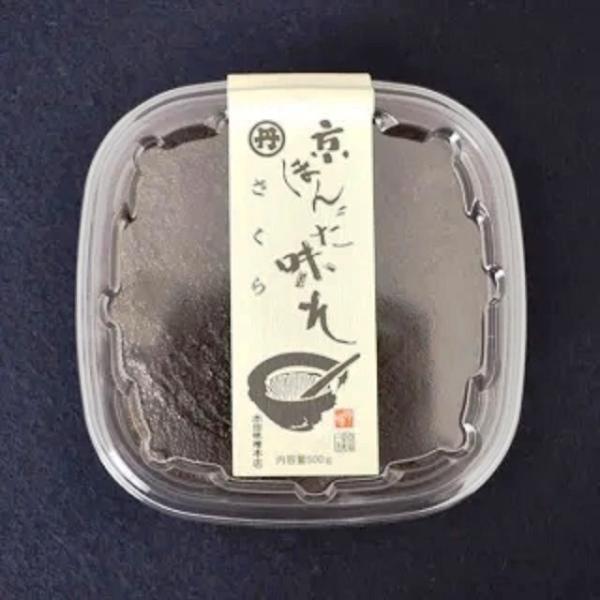 西京白みそと豆みそを合わせた赤だしです。濃厚な旨味と上品な甘味がマッチした料亭用の赤だしとして人気です。少し濃い目にお使いください。【内容量】500g--1kg【お味の目安】甘口（中口よりの甘口）【タイプ】漉し味噌【アレルギー特定原料】大豆...