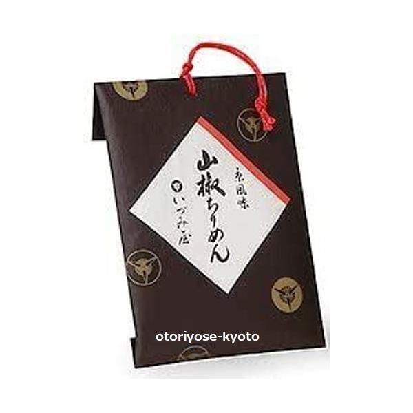 いづみ屋の「 京風味 山椒ちりめん」は、創業以来の煮汁に秘伝の醤油を足す製法で、時代に流されぬこだわりの味。甘くなく辛くなく、硬くなくべとつかず、さらっとした食感の山椒ちりめんです。丹精込め、炊き上げました。あたたかい御飯やお茶漬けに、いか...