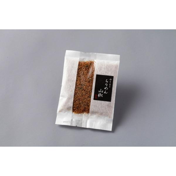 ふんわり山椒香る、ごはんにぴったりのちりめんです。温かいご飯にまぶしてお召し上がりください。商品名 ちりめん山椒内容量 60g賞味期限 常温で90日原材料名 ちりめん（国産）、酒、濃口醤油、本味醂、実山椒、砂糖、米本醸造酢、（一部に小麦を含...