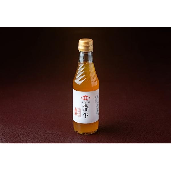 有職料理の流れを汲む、安政2（1855）年創業の料理店。「旅先で出合った塩ポン酢に驚き、伏見の酒蔵とともに造りあげたのがこの塩ぽんず。柔らかな煮切り酒に藻塩、酢橘と柚子を合わせました。京都でお造りといえば欠かせない、白身魚の繊細さを際立たせ...