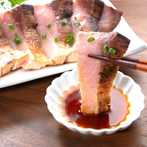 北陸を代表する良質な「ぶり」。石川県で水揚げされた天然ぶりを手作業で柵取し、表面を豪快に炙って旨味を閉じ込めたこだわりの逸品です。ほどよく脂ののった贅沢な身、とろける口溶け食感と旨味、そして香ばしさを味わい頂けます。そのまま食べて良し、アレ...