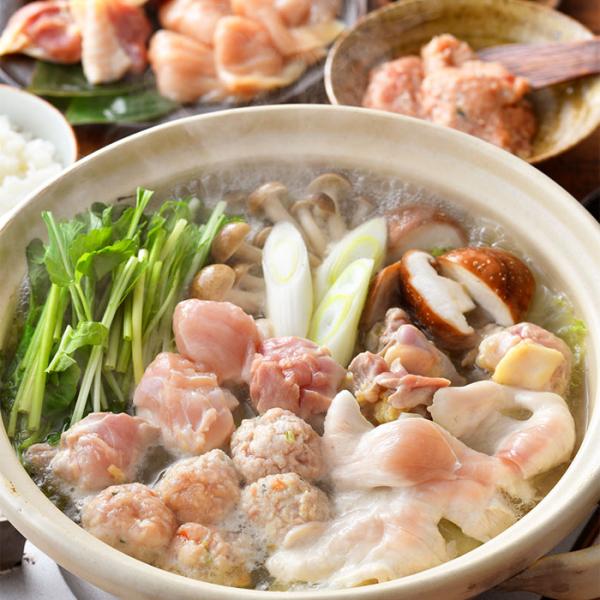 青森の自然が育んだ地鶏『青森シャモロック』の魅力をとことん堪能できるセット。鶏ガラスープに、スライス肉をさっと泳がせて食すと、上品ながら深い味わいが後を引く。ぶつ切り肉は弾力ある食感、つくねは力強い旨みが印象的。〆は雑炊にして味わい尽くそう。