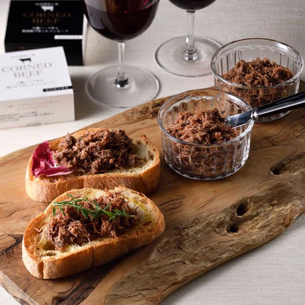 北海道・十勝でハーブを飼料に、長く健康に飼育された「十勝ハーブ牛」。そのヘルシーな肉で作られた発色剤不使用の無塩漬コンビーフ。「白」は塩だけ、「黒」は塩と黒胡椒だけで味付け。まずはそのままで、柔らかさと溢れる旨みを味わおう。