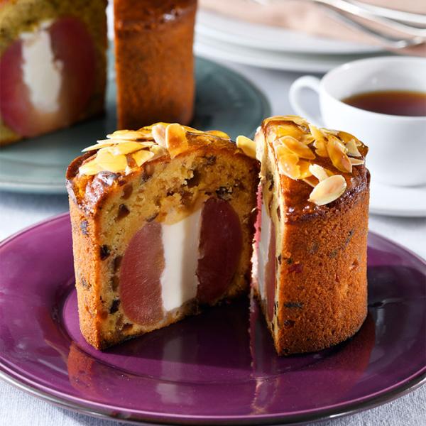 ずっしりと重いパウンドケーキの中には、弘前産のリンゴが丸ごとイン!　青森のフランス料理店の創作ケーキだ。パウンドケーキは香り高いアールグレイと贅沢なドライフルーツ入りの2種を用意。やさしい甘さに、リンゴとクリームチーズの酸味が心地よくマッチする。