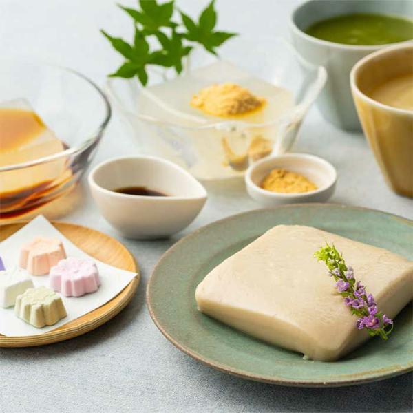 創業100年以上の伝統を誇る老舗の葛菓子詰め合わせ。葛餅にはお好みで黒蜜やきな粉を添えてどうぞ。くずごまとうふは、葛とゴマだけを使い、時間をかけて丁寧に作り上げました。葛湯は熱湯を注ぐだけで手軽に楽しめます。葛菓子は口の中でスッと溶け、絶品...