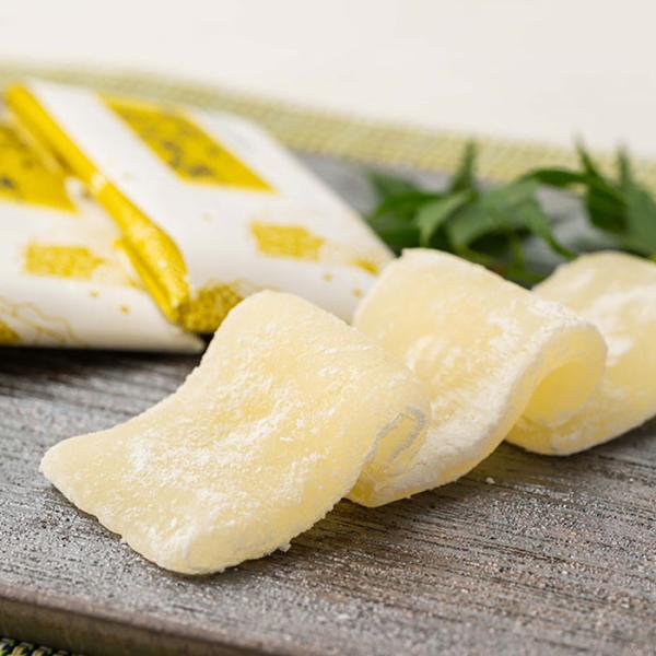 和菓子職人がひとつひとつ手作りで福井県産のもち米に砂糖と空気を合わせながら炊き込むことで、やわらかく、口当たりの良いお餅になっております。