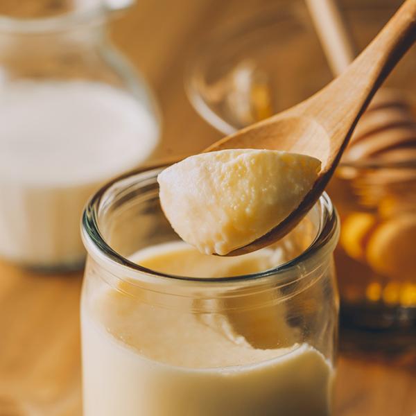 自社生産のうずらの卵と、隣接する牧場から毎朝仕入れている新鮮な牛乳を使用。2層になっているのか特徴で、上層は生乳のクリーミーな味わい、下層はうずらの卵の旨みが詰まった濃厚でとろとろのプリン。