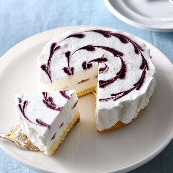 フレッシュチーズを使った、ふわっと軽い口どけのレアチーズケーキ。全体を麗しく彩るのは、久慈産の山ブドウ。甘みと酸味に富んだ山ブドウの濃縮ソースを手作業で搾り、濃厚ながら甘酸っぱい余韻が残る味わいに。