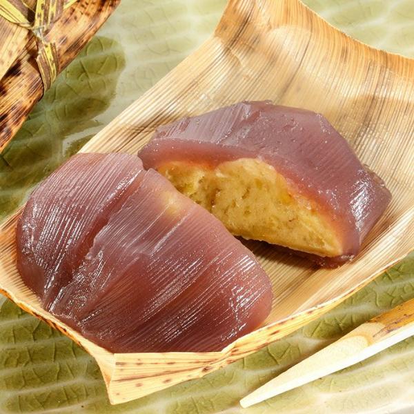 栗きんとんを、葛粉とこし餡で作ったもっちり生地で包み、竹皮を巻いて蒸した和菓子。ねっとりとした舌触りで、ほのかな竹皮の香りと栗の自然な甘みが広がる。栗きんとん発祥の地で100余年続く老舗ならではの逸品だ。【おすすめ用途】ご自宅用 手土産 お...
