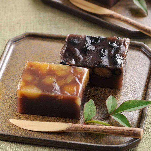 蒸し羊羹ならではのもっちりとした食感、お茶無しでも食べられるほど、あっさりした甘みが◎。小豆の味わいを楽しめる「昔のまま」、蜜煮の栗を刻んでたっぷりのせた「つぶ栗」、ふっくら炊き上げた黒豆をのせた「丹波種黒豆」の3本セット。