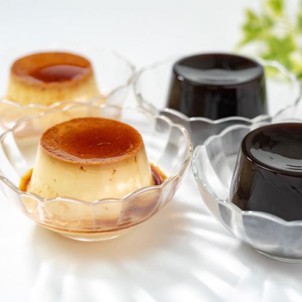 老舗珈琲店が作ったコーヒーゼリーとプリンのセット。コーヒーの豊かなコクと風味を濃縮したゼリーは、苦みの利いた大人の味わい。プリンは濃厚＆滑らかな舌触り。香ばしいカラメルと相性抜群だ。