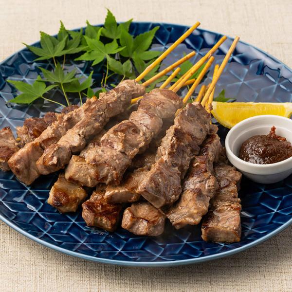 豚肉の頭部「カシラ肉」の串焼きを味噌ダレと共に食べる埼玉県東松山の名物。本商品は、柔らかいこめかみとほほの部分を使っているためとても食べやすく、赤味噌をベースに、ニンニク、唐辛子などをブレンドした秘伝のタレとも抜群の相性だ。