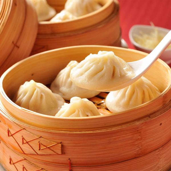 陳建一プロデュースの本格的な小龍包です。お店と同じ調味料を使用し、工場でも料理人が一つ一つ丁寧に気持ちを込めて作っております。下ごしらえをしっかりしていますので一味違った四川飯店の味をお楽しみいただけます。