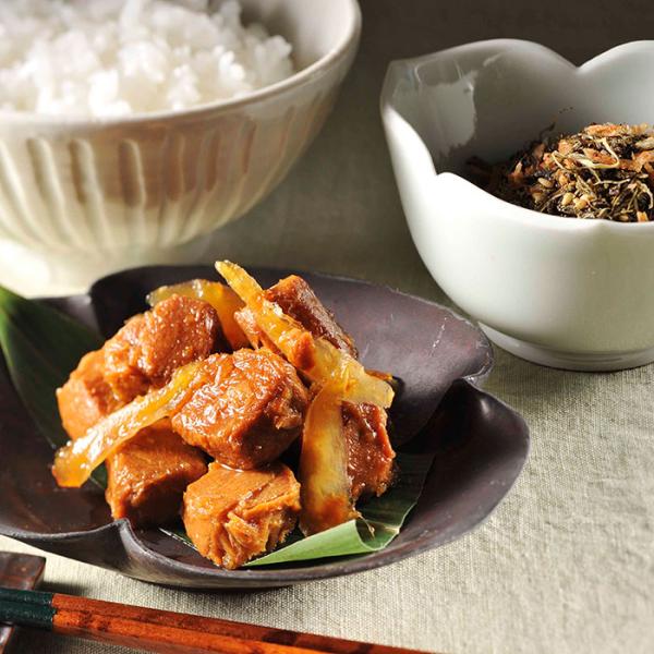 安政3年より続く京の料亭の味を贈答用のセットに。淡い煮汁を吸わせたマグロとゴボウの食感が絶妙な「きんぴらまぐろ」と、北海道産がごめコンブを贅沢に使い、ごまや山椒などを合わせた「昆布ふりかけ」。両方ともご飯が進む、至福の味だ。
