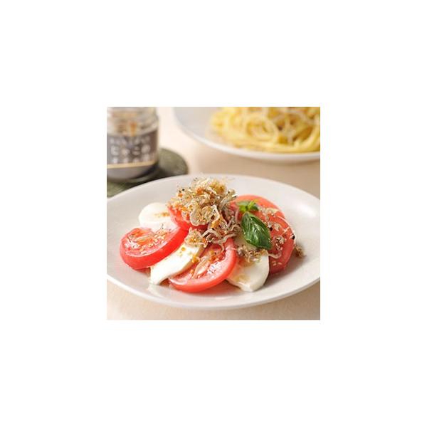 とにかく何にでも合わせたくなる「じゃこオイル」。ちりめんじゃこ、アンチョビ、ニンニク、菜種油、ゴマ油の香ばしさと風味がぎゅっと凝縮されていて、パスタやサラダ、カプレーゼ、冷奴、そして白飯にまで合ってしまうという万能さ。原材料はほぼ国産という...