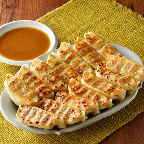 老舗味噌屋「青源」が提案する特製味噌ダレで味わう餃子。餃子自体に味がしっかりと付いているためそのままでも美味しいが、特製味噌ダレにつけて食べれば旨さ倍増。コクがありながら、さっぱりとした後味はきっと他では味わえない。