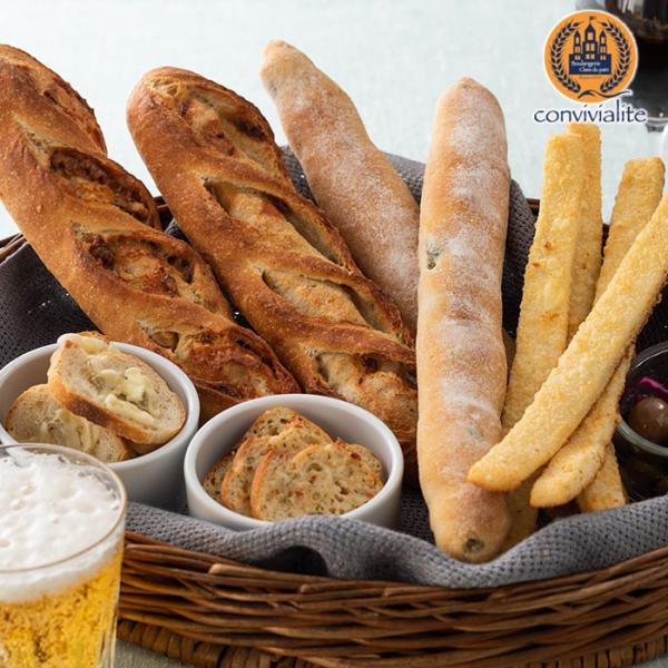 フランスで修業したシェフが作る本格派バゲットが評判のブーランジェリー。フランス産小麦を使った香り豊かなバゲット生地に、アンチョビやチーズ、オリーブなどを合わせた6種のパンのセット。ワインを傾けながらお洒落に楽しみたい。