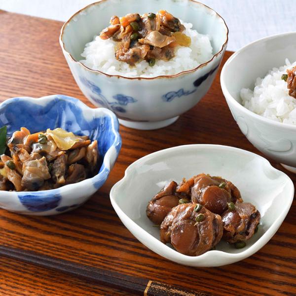 「葡萄山椒」は、葡萄の房のように大粒の実がなる、和歌山県・有田地方特産の山椒。その希少な山椒をたっぷり使い、同じく大粒のホタテ＆アサリと炊き合わせた佃煮。あえて薄味に仕上げることで、魚介と山椒の自然な風味を生かしている。