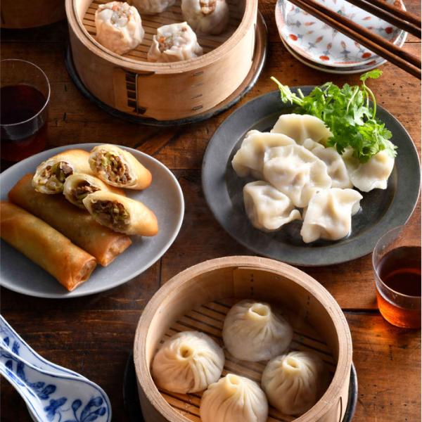 中国東北地方の郷土料理店『味坊』は、羊肉好きの聖地としても知られる。現地出身の料理人が手作りする、羊肉の滋味あふれる小籠包や羊肉春巻きなど、本場そのままの味はお取り寄せでも健在。「とくに看板商品の発酵白菜の水餃子や腕のいい点心師による焼売は...