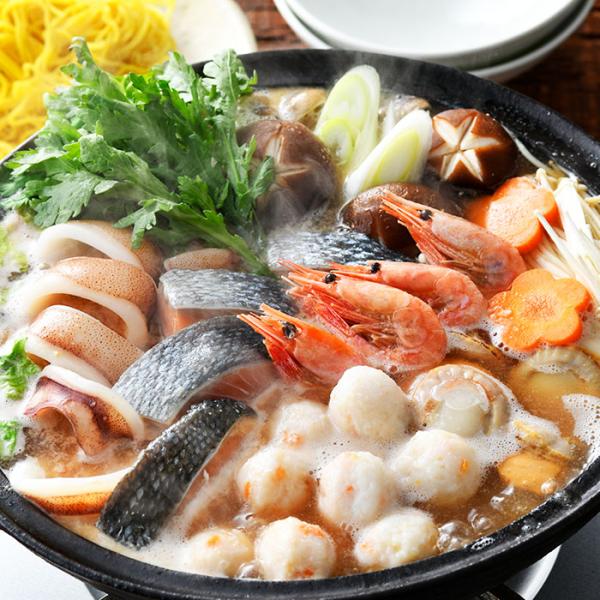 石狩鍋といえば北海道の郷土料理。脂ののった秋鮭をはじめ、イカつみれ、つぼ抜きイカ、ホタテに甘エビと、海の幸がたっぷり盛り込まれ、実に華やか。まろやかな味噌仕立てのスープに海鮮の旨みが広がり、芳醇な味わいだ。〆のラーメンまで付いて至福なり。