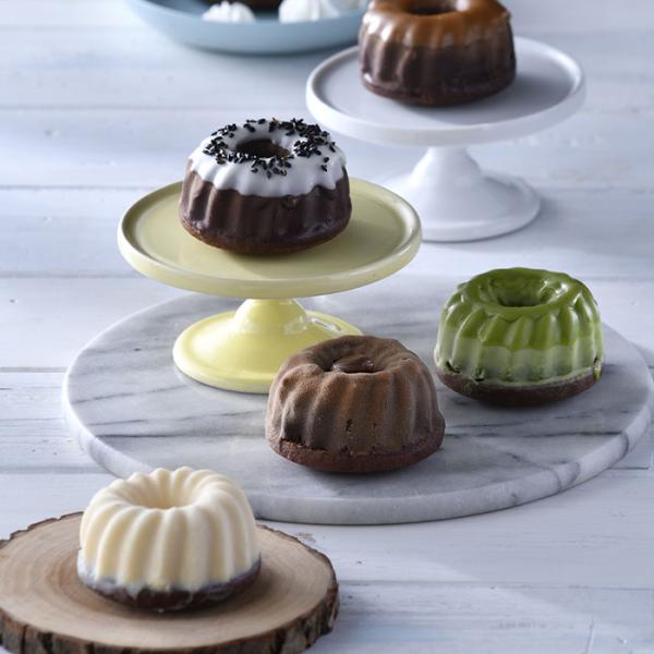 フランスの焼菓子「クグロフ」の型で焼かれた、金沢発のガトーショコラ。まずその姿に目を奪われるが、なめらかな口どけとリッチな味わいもピカイチ。底のクッキー生地のサクサク感との対比も技ありだ。素材を生かした6種のフレーバーが揃う。