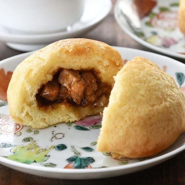 一見普通のメロンパンだが、頬張ると中からチャーシューが!香港では昔から愛されているというこの点心を手軽に楽しめる。レンジとトースターで加熱すれば甘〜い香りが充満。メロンパン生地のサクサク食感ととろりとしたチャーシュー餡が絡み合い、意外にも好...