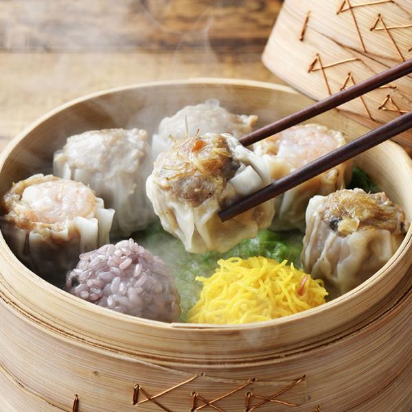 創業は1955年、横浜中華街にある上海料理の老舗『状元樓』の、華やかな焼売セット。豚肉の旨みがぎゅっと詰まった「肉」、プリッと弾ける「海老」、コリコリ感が小気味いい「フカヒレ」、香り高い「紫もち米」、錦糸卵で包まれた「海鮮団子」まで揃って楽...