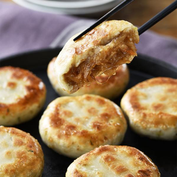 焼餅とは、中華風おやきのこと。フカヒレ、カニ、鶏肉を中国醤油で味付けした贅沢な餡の詰まったこの味は、横浜中華街にある人気点心店『江戸清』流。ゴマ油の香り、山芋やネギを練り込んだモチモチの皮からとろける餡が食欲をそそる。