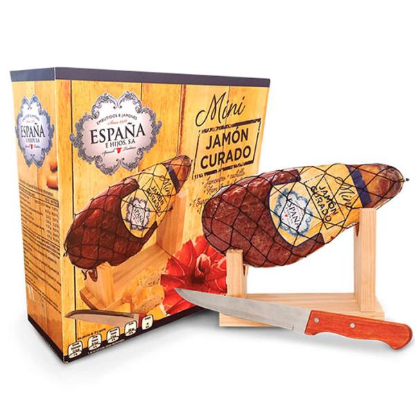 「レストランで見かける骨付き生ハムを家でも食べたい。けど大きすぎて…」。そんなお客様の声に応えて、使いやすいコンパクトサイズの生ハムをご用意しました。気軽にお楽しみいただけるよう、専用台とナイフをセットにしたギフトBOXです。 約950gの...