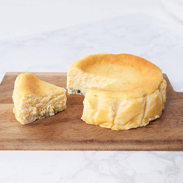 ブルーチーズを増量したチーズ好きのための白金バスク。本来の香りを一層お楽しみいただけますので、冷蔵庫から出して常温に戻してからお召し上がりいただくのがおすすめです。しっかりした味の果実味のある赤ワイン、またはポルト酒のような甘口のデザートワ...