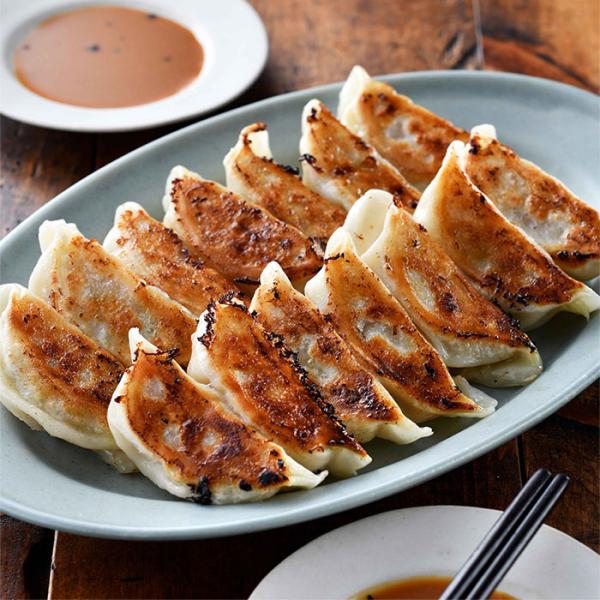 神戸・高尾牧場のブランド雌豚「神戸ポークプレミアム」。その上質な肉の旨みがほとばしる絶品餃子だ。餡に加えるキャベツは季節ごとに産地を厳選、ニンニクは臭いを消して旨みだけを巧みに生かす。きめ細やかな皮との一体感もいい。香り高い味噌だれで味わえ...