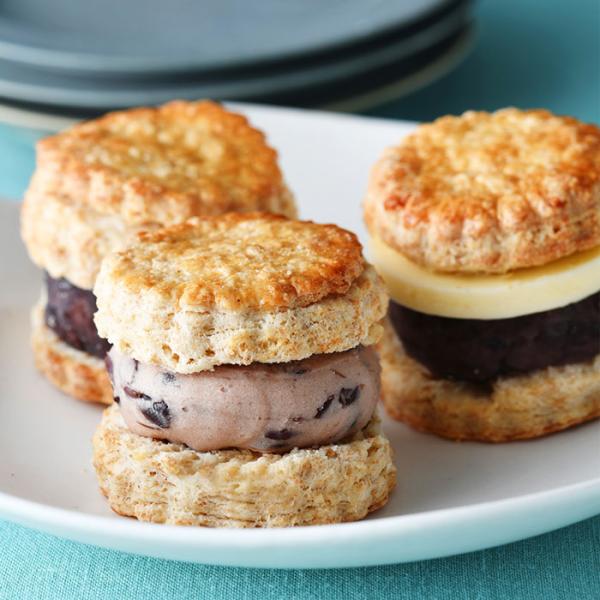 餡とバターは鉄板コンビ。そこにスコーンを合わせた和洋折衷のおやつ。ほろりとした生地、北海道産小豆を使ったつぶ餡のおいしさはもちろん、和歌山の海水で作られた天然塩の塩気により、重すぎないバランスの良さが魅力。まろやかなバタークリームタイプ、迫...