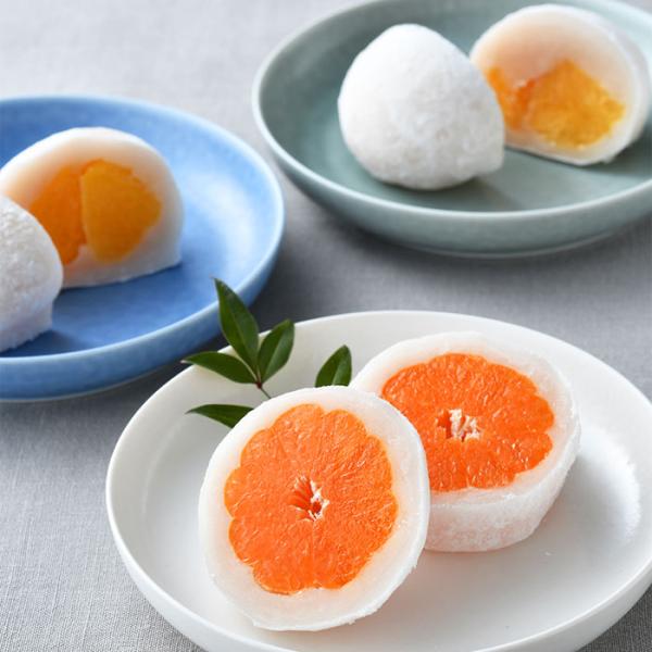 愛媛名産の柑橘を使った大福。果汁溢れる南予のみかんはそのまま丸ごと、ほのかな苦みのある大島産八朔と甘酸っぱい甘夏はシロップ漬けにし、もっちりとした求肥に包んだ。白餡の上品な甘さも寄り添い、最高のハーモニーだ。