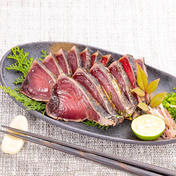 口に入れると、ワラの香りがふわっと引き立つ！ 一本釣りの新鮮なカツオを四万十川流域の米ワラで焼き上げ、香ばしい香りで一層食欲を掻き立てます。芳醇な香りに包まれたカツオの身はあっさりとしていて、付属の専用タレや天日塩がカツオの赤身をグッと昇華...