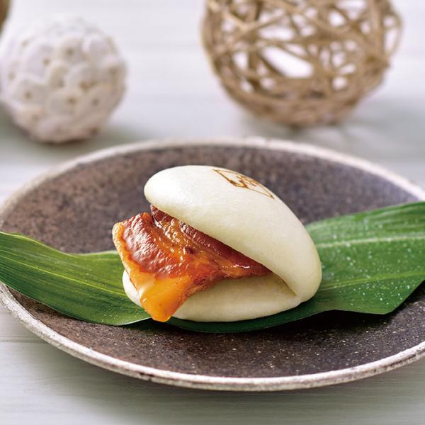 地元長崎の豚肉を使用した角煮まんです。角煮は、赤身肉が柔らかく、脂身は甘味を感じる上品な味わい、秘伝のたれでじっくりと煮込むことで甘辛くまろやかな風味をご堪能いただけるよう仕上げています。角煮をやさしく挟むまんじゅう生地は、2種類の国産小麦...