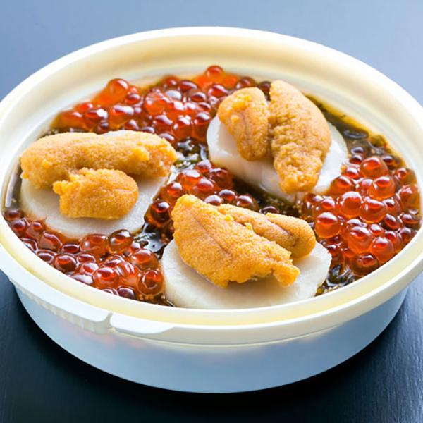 焼うに、酒蒸しほたて、いくらをめかぶ醤油漬にトッピング。うには絶妙な火加減で蒸し焼きにし、旨味を閉じ込めた三陸産キタムラサキウニを使用しています。少人数のご家庭にもぴったりな220gです。