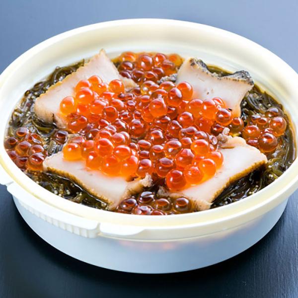 三陸産のめかぶ醤油漬に、柔らかく煮たあわびと濃厚ないくらをトッピング。少人数のご家庭にもぴったりな220gです。