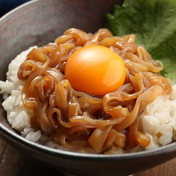 日本海産の新鮮な刺身用のスルメイカを使用。胴体・耳部分のみをソーメンカットし特製の醤油ダレに漬込みました。塩辛や沖漬とは違いマイルドに仕上げているので子供や女性にも大変好評です。