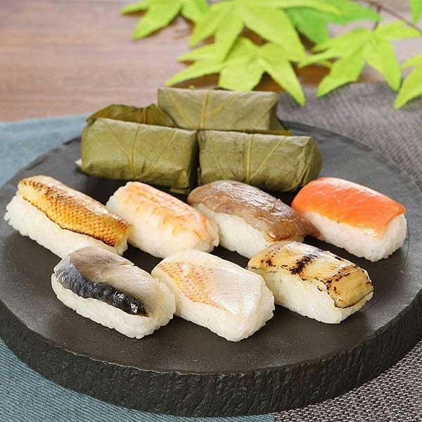 人気の高い柿の葉寿しに、新しくのどぐろ、能登牛、穴子を加え木箱を使用し上品なお品に仕上げました。ひとつひとつ小分けに取り出して解凍できるので、食べたい量だけ取り出して常温でお召し上がりいただけます。大切な方への感謝の気持ちを込めた贈り物とし...