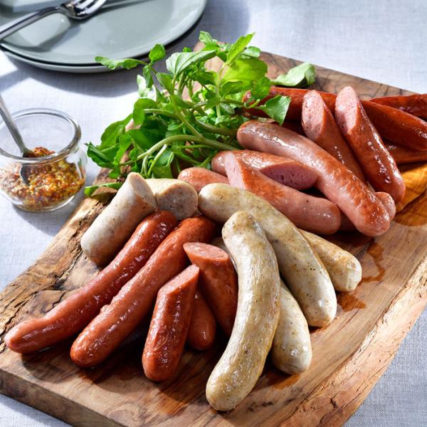 佐渡島の工房でドイツ製法により手作り。豚肉100％で粗挽きの白い焼きソーセージは弾ける皮と恍惚的な旨みが格別。コクのある粗挽きスモーク、チョリソー、焼くと燻香が増すディベリッツイーナの計4種を食べ比べできる。