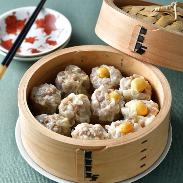 シュウマイ潤さんが『メイドイン東京の会』と共に監修。東京のブランド豚「TOKYO X」の芳醇な旨みがぎゅっと詰まった肉感と、玉ねぎの甘み、長ねぎの食感が絶妙な構成だ。三鷹産の銀杏を加えたバージョンはほっこりした味と青々とした香りが粋 !