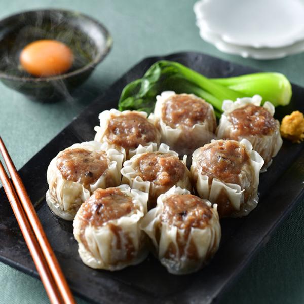 群馬県が誇る上州牛と上州麦豚をブレンド。そこに、糸こんにゃく、玉ねぎ、長ねぎ、椎茸を練り込み、甘辛くジューシーに。噛めば多重的な旨みがほとばしり、もうそれは完璧なすき焼き味だ。そのままでも美味だが、卵を絡めるとこれまた旨い。