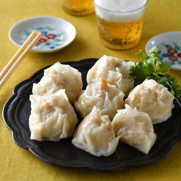 石臼で練ったふわふわの餡は道産スケトウダラのすり身がベース。北海道牛乳やチーズを使ったクリーム、焼いた道産ホタテのみじん切りもひそみ、味のコントラストが絶妙。手包みの皮の食感もよく、舌に広がるホタテの旨みに口福感もひとしおだ。