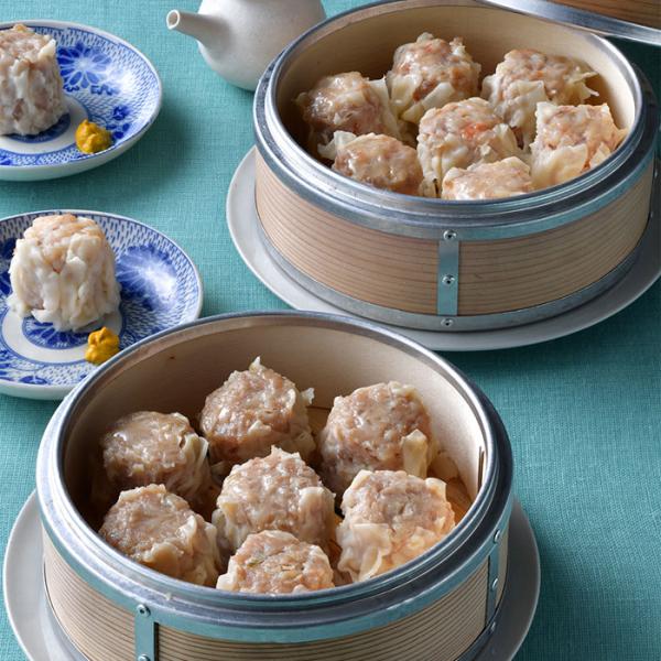 国産豚肉と玉ねぎを生かし、味付けを最小限にした「しゅうまい 」 は、 肉 感むぎゅっ。かぶりつくと旨みと甘みが押し寄せる。「海老」はすり身と粗く刻んだものを配合し、プリプリ食感とともに豊かな風味が炸裂 !　いずれも王道をゆく実直な旨さだ。