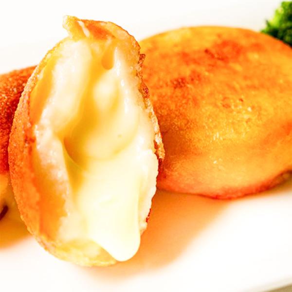 北海道の郷土料理、『いももち』を現代風にアレンジして、もちの中にチーズを入れました。『もち』といってもお米で作っているのではなく、じゃがいもを使って、でん粉で粘り気を出してモチモチに仕上げた一品です。その中には鱗幸特製のチーズソースを入れて...