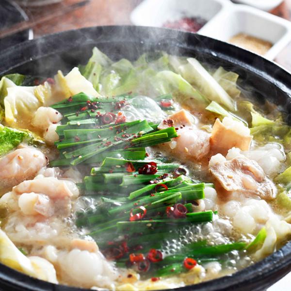 近江牛と京都産黒毛和牛、国産牛の小腸のみを使用。柔らかなもつの旨みを引き立てるのは、京都吟醸白味噌と京ダシがマッチした秘伝スープだ。カレースパイスの刺激もあり、複雑味のある味わいがクセになる。〆は京都石臼挽き麺に好みでチーズも加えてどうぞ。