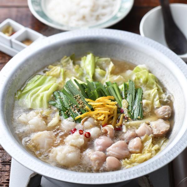 長崎の焼きアゴや北海道産ホタテ、羅臼昆布など厳選素材からダシをとった旨塩スープ、新鮮でプリッと甘い国産牛もつの相性は抜群。薬味には柚子皮と生姜が付く。この香りの演出が見事で、すっきりとした新感覚の旨さだ。〆にフォーを入れるのも新鮮＆大正解！