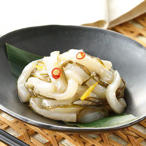 有名テレビ番組で取り上げられて以来、国内最大級のショッピングサイトで1位を獲得した超人気商品です。北海道の一部でしか取れない強い粘り気が特徴の「ネコ足昆布」と獲れたてを船上で急速冷凍した鮮度抜群の国産のイカで作るいかさし昆布漬です。ご飯のお...